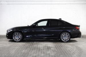 Black BMW 330 2021 in Vilnius, with an engine capacity of 2.00 L and mileage of 119 thousand km for 32752 €, photo 4 on AUTOMOTO.COM.LV