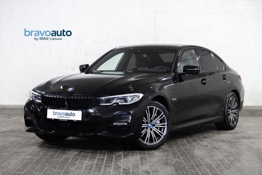 Black BMW 330 2021 in Vilnius, with an engine capacity of 2.00 L and mileage of 119 thousand km for 32752 €, photo 1 on AUTOMOTO.COM.LV