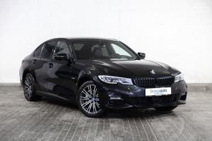 Black BMW 330 2021 in Vilnius, with an engine capacity of 2.00 L and mileage of 119 thousand km for 32752 €, photo 4 on AUTOMOTO.COM.LV