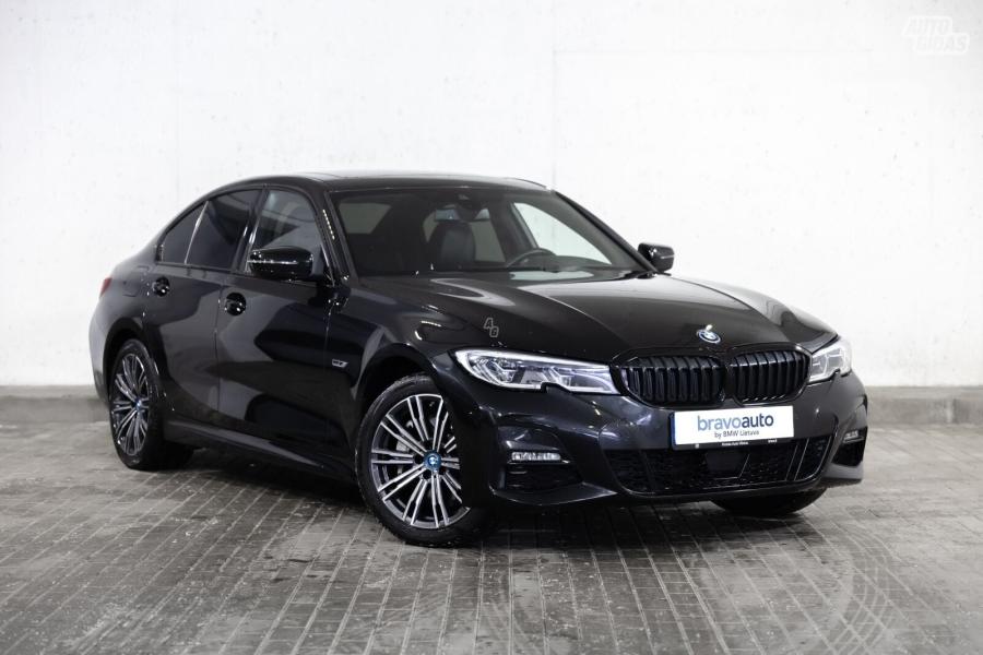 Black BMW 330 2021 in Vilnius, with an engine capacity of 2.00 L and mileage of 119 thousand km for 32752 €, photo 4 on AUTOMOTO.COM.LV