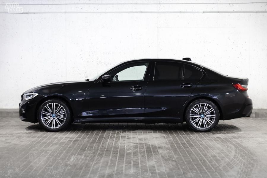Black BMW 330 2021 in Vilnius, with an engine capacity of 2.00 L and mileage of 119 thousand km for 32752 €, photo 5 on AUTOMOTO.COM.LV