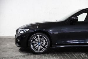 Black BMW 330 2021 in Vilnius, with an engine capacity of 2.00 L and mileage of 119 thousand km for 32752 €, photo 6 on AUTOMOTO.COM.LV