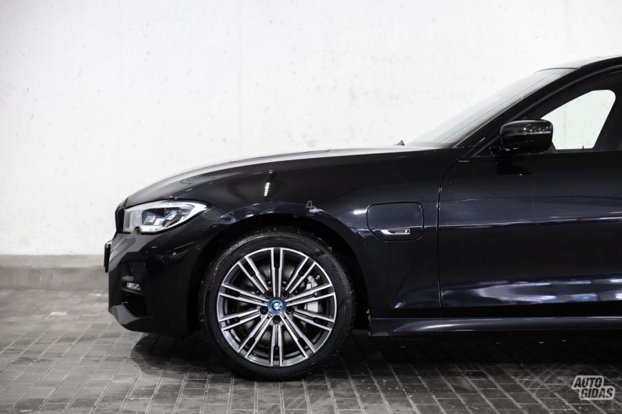 Black BMW 330 2021 in Vilnius, with an engine capacity of 2.00 L and mileage of 119 thousand km for 32752 €, photo 6 on AUTOMOTO.COM.LV
