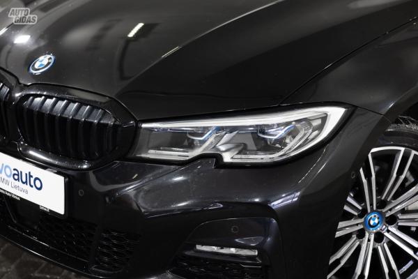Black BMW 330 2021 in Vilnius, with an engine capacity of 2.00 L and mileage of 119 thousand km for 32752 €, photo 6 on AUTOMOTO.COM.LV