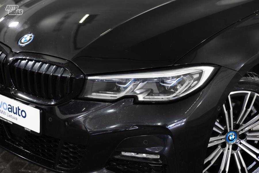 Black BMW 330 2021 in Vilnius, with an engine capacity of 2.00 L and mileage of 119 thousand km for 32752 €, photo 7 on AUTOMOTO.COM.LV