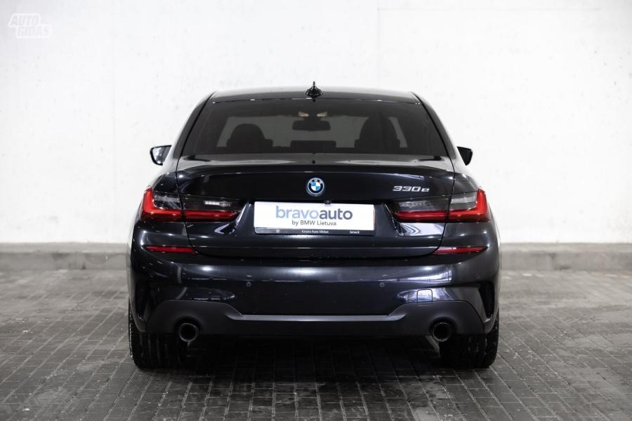 Black BMW 330 2021 in Vilnius, with an engine capacity of 2.00 L and mileage of 119 thousand km for 32752 €, photo 13 on AUTOMOTO.COM.LV