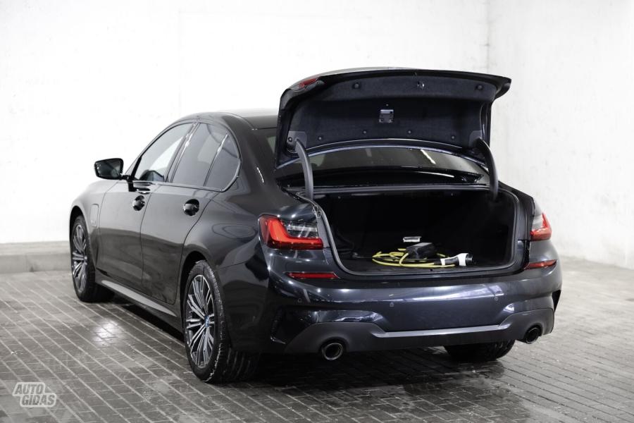 Black BMW 330 2021 in Vilnius, with an engine capacity of 2.00 L and mileage of 119 thousand km for 32752 €, photo 14 on AUTOMOTO.COM.LV