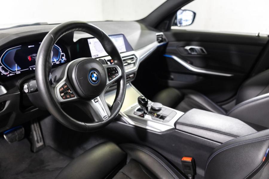 Black BMW 330 2021 in Vilnius, with an engine capacity of 2.00 L and mileage of 119 thousand km for 32752 €, photo 15 on AUTOMOTO.COM.LV