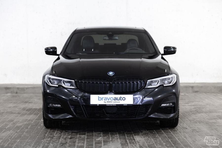 Black BMW 330 2021 in Vilnius, with an engine capacity of 2.00 L and mileage of 119 thousand km for 32752 €, photo 3 on AUTOMOTO.COM.LV