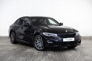 Black BMW 330 2021 in Vilnius, with an engine capacity of 2.00 L and mileage of 119 thousand km for 32752 €, photo 4 on AUTOMOTO.COM.LV