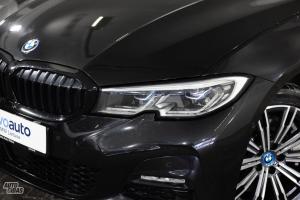 Black BMW 330 2021 in Vilnius, with an engine capacity of 2.00 L and mileage of 119 thousand km for 32752 €, photo 7 on AUTOMOTO.COM.LV