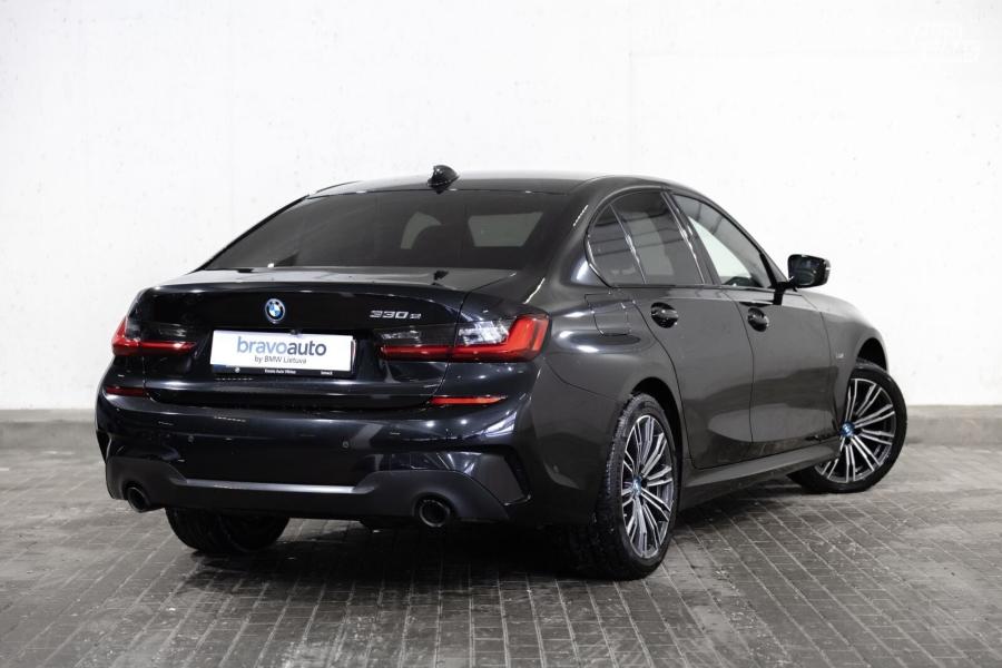 Black BMW 330 2021 in Vilnius, with an engine capacity of 2.00 L and mileage of 119 thousand km for 32752 €, photo 11 on AUTOMOTO.COM.LV