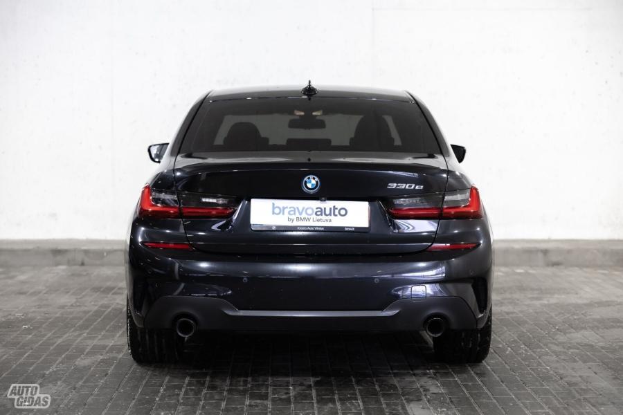Black BMW 330 2021 in Vilnius, with an engine capacity of 2.00 L and mileage of 119 thousand km for 32752 €, photo 13 on AUTOMOTO.COM.LV