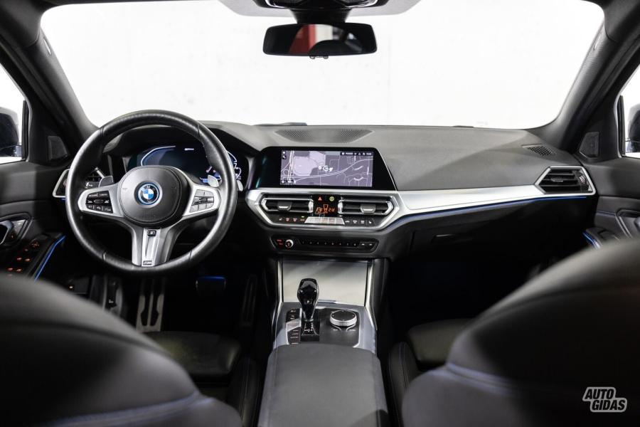 Black BMW 330 2021 in Vilnius, with an engine capacity of 2.00 L and mileage of 119 thousand km for 30556 €, photo 18 on AUTOMOTO.COM.LV