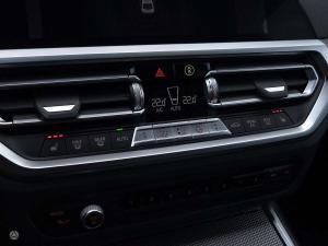 Black BMW 330 2021 in Kaunas, with an engine capacity of 3.00 L and mileage of 198 thousand km for 25650 €, photo 26 on AUTOMOTO.COM.LV