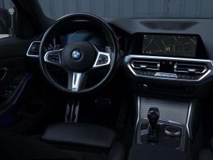 Black BMW 330 2021 in Kaunas, with an engine capacity of 3.00 L and mileage of 198 thousand km for 25650 €, photo 31 on AUTOMOTO.COM.LV