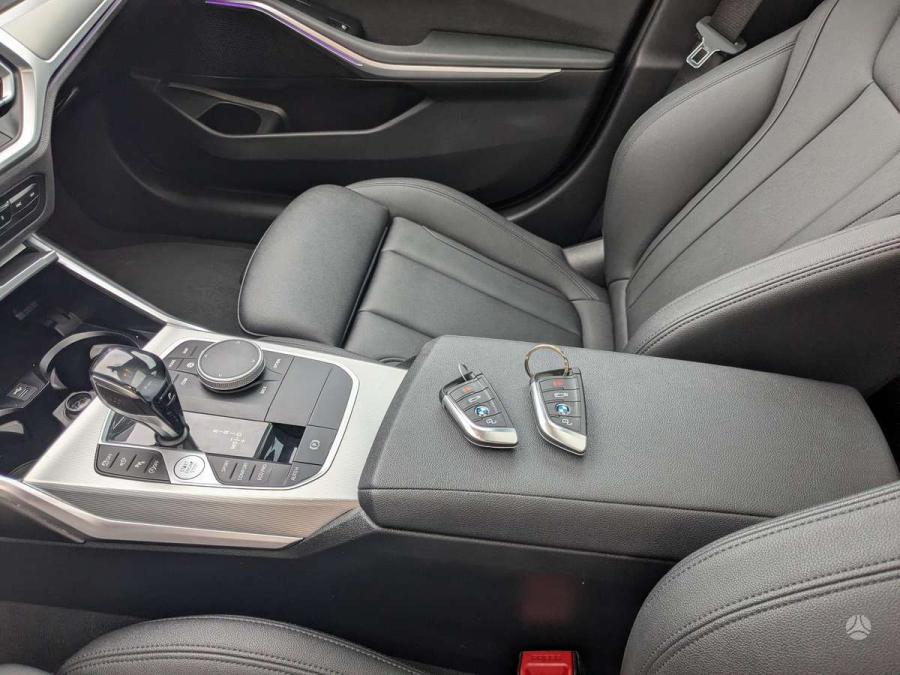 Black BMW 330 2021 in Plunge, with an engine capacity of 2.00 L and mileage of 95 thousand km for 24000 €, photo 28 on AUTOMOTO.COM.LV