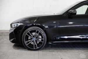 Black BMW 330 2024 in Vilnius, with an engine capacity of 2.00 L and mileage of 29 thousand km for 44991 €, photo 6 on AUTOMOTO.COM.LV
