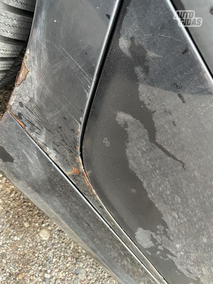 Melns BMW 330 2001 Viļņa, ar dzinēja tilpumu 2.90 L un nobraukumu 290 tūkst. km par 1600 €, foto 6 vietnē AUTOMOTO.COM.LV