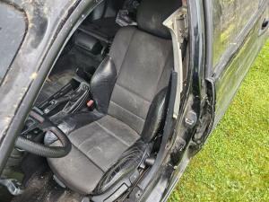 Black BMW 330 2002 in Valka, with an engine capacity of 3.00 L and mileage of 427 thousand km for 850 €, photo 9 on AUTOMOTO.COM.LV