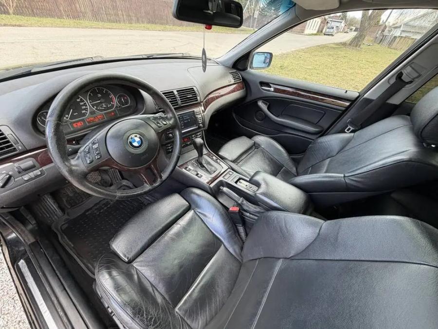 Black BMW 330 2004 in Ventspils, with an engine capacity of 3.00 L and mileage of 363 thousand km for 2450 €, photo 12 on AUTOMOTO.COM.LV