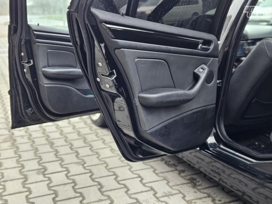 Black BMW 330 2004 in Klaipeda, with an engine capacity of 2.90 L and mileage of 410 thousand km for 2650 €, photo 12 on AUTOMOTO.COM.LV