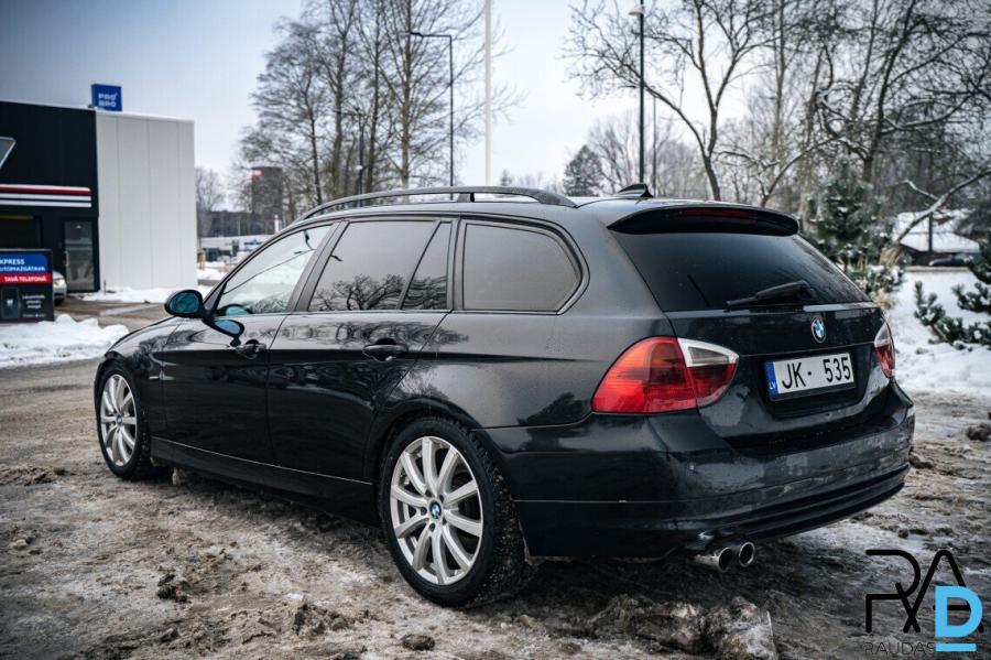 Black BMW 330 2005 in Riga, with an engine capacity of 3.00 L and mileage of 430 thousand km for 3990 €, photo 3 on AUTOMOTO.COM.LV