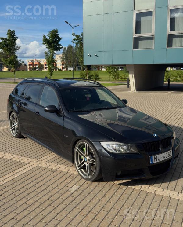 Black BMW 330 2006 in Jekabpils, with an engine capacity of 3.00 L and mileage of 298 thousand km for 5900 €, photo 2 on AUTOMOTO.COM.LV
