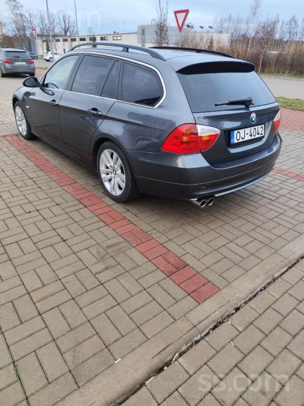 Black BMW 330 2006 in Jelgava, with an engine capacity of 3.00 L and mileage of 333 thousand km for 4800 €, photo 3 on AUTOMOTO.COM.LV