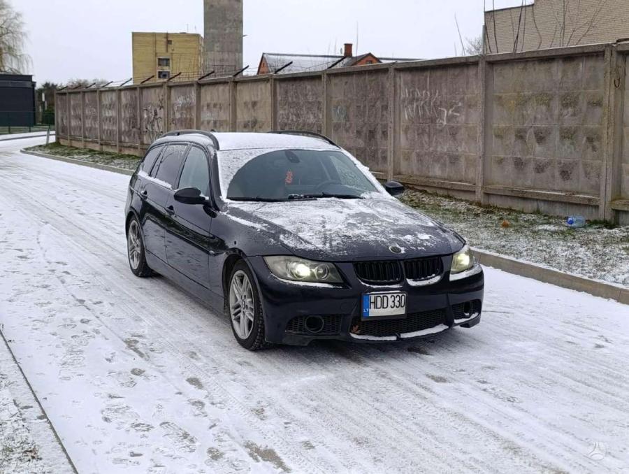 Black BMW 330 2006 in Kaunas, with an engine capacity of 3.00 L and mileage of 354 thousand km for 2699 €, photo 2 on AUTOMOTO.COM.LV