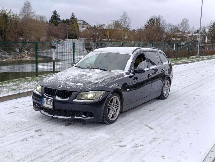 Black BMW 330 2006 in Kaunas, with an engine capacity of 3.00 L and mileage of 354 thousand km for 2699 €, photo 3 on AUTOMOTO.COM.LV