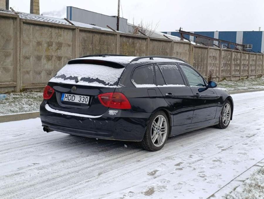 Black BMW 330 2006 in Kaunas, with an engine capacity of 3.00 L and mileage of 354 thousand km for 2699 €, photo 5 on AUTOMOTO.COM.LV