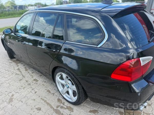 Black BMW 330 2006 in Riga, with an engine capacity of 3.00 L and mileage of 320 thousand km for 3250 €, photo 4 on AUTOMOTO.COM.LV