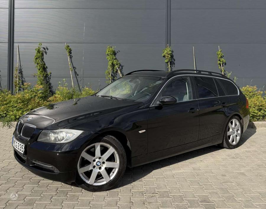 Black BMW 330 2006 in Vilnius, with an engine capacity of 2.99 L and mileage of 369 thousand km for 3950 €, photo 4 on AUTOMOTO.COM.LV