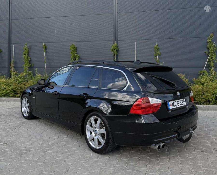 Black BMW 330 2006 in Vilnius, with an engine capacity of 2.99 L and mileage of 369 thousand km for 3950 €, photo 7 on AUTOMOTO.COM.LV