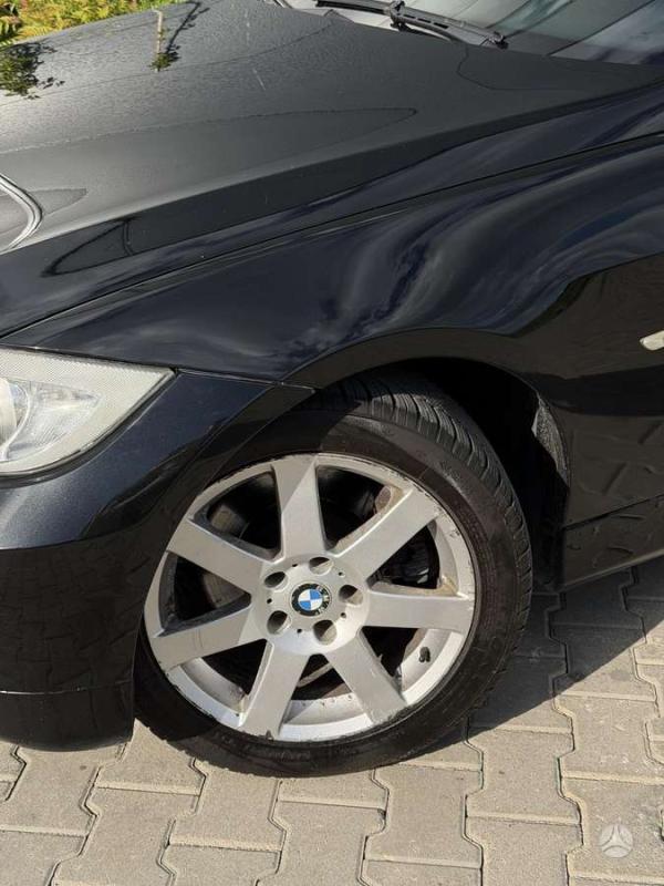Black BMW 330 2006 in Vilnius, with an engine capacity of 2.99 L and mileage of 369 thousand km for 3950 €, photo 9 on AUTOMOTO.COM.LV