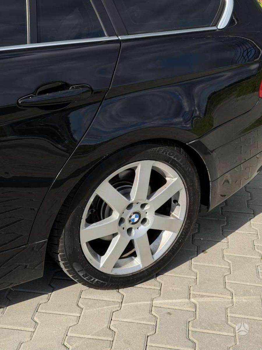 Black BMW 330 2006 in Vilnius, with an engine capacity of 2.99 L and mileage of 369 thousand km for 3950 €, photo 11 on AUTOMOTO.COM.LV