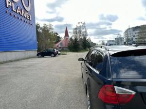 Black BMW 330 2006 in Riga, with an engine capacity of 3.00 L and mileage of 239 thousand km for 4990 €, photo 4 on AUTOMOTO.COM.LV