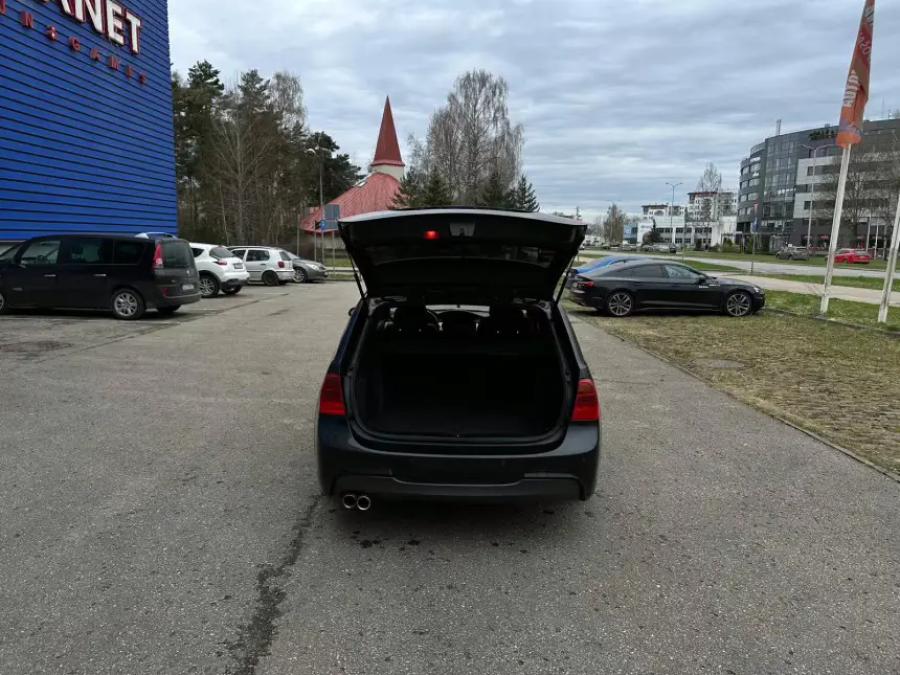 Black BMW 330 2006 in Riga, with an engine capacity of 3.00 L and mileage of 239 thousand km for 4990 €, photo 5 on AUTOMOTO.COM.LV