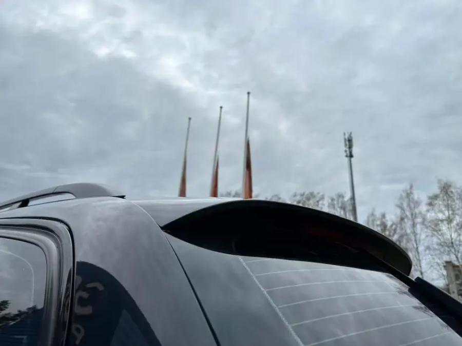 Black BMW 330 2006 in Riga, with an engine capacity of 3.00 L and mileage of 239 thousand km for 4990 €, photo 10 on AUTOMOTO.COM.LV