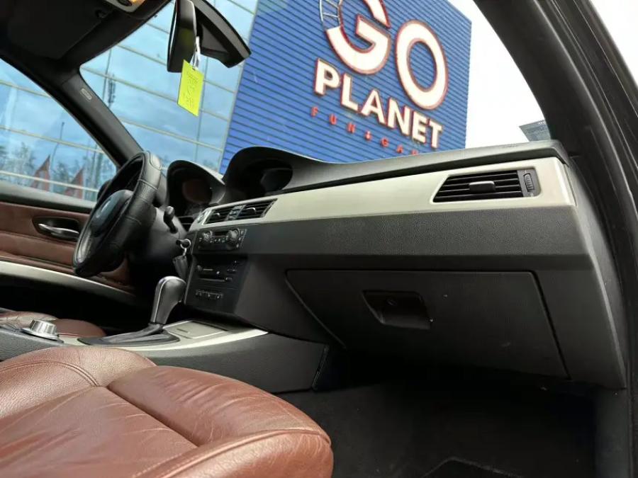 Black BMW 330 2006 in Riga, with an engine capacity of 3.00 L and mileage of 239 thousand km for 4990 €, photo 14 on AUTOMOTO.COM.LV