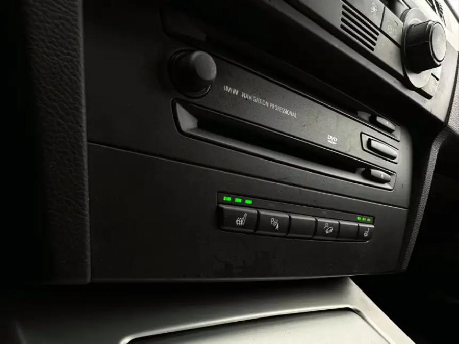 Black BMW 330 2006 in Riga, with an engine capacity of 3.00 L and mileage of 239 thousand km for 4990 €, photo 19 on AUTOMOTO.COM.LV