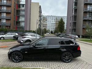 Black BMW 330 2006 in Riga, with an engine capacity of 3.00 L and mileage of 307 thousand km for 4390 €, photo 3 on AUTOMOTO.COM.LV