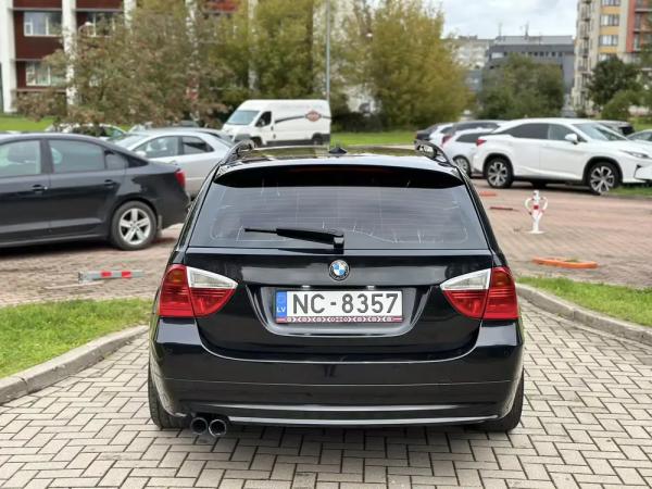 Black BMW 330 2006 in Riga, with an engine capacity of 3.00 L and mileage of 307 thousand km for 4390 €, photo 3 on AUTOMOTO.COM.LV