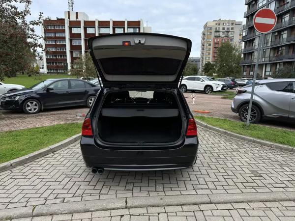 Black BMW 330 2006 in Riga, with an engine capacity of 3.00 L and mileage of 307 thousand km for 4390 €, photo 6 on AUTOMOTO.COM.LV