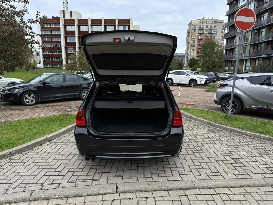 Black BMW 330 2006 in Riga, with an engine capacity of 3.00 L and mileage of 307 thousand km for 4390 €, photo 7 on AUTOMOTO.COM.LV