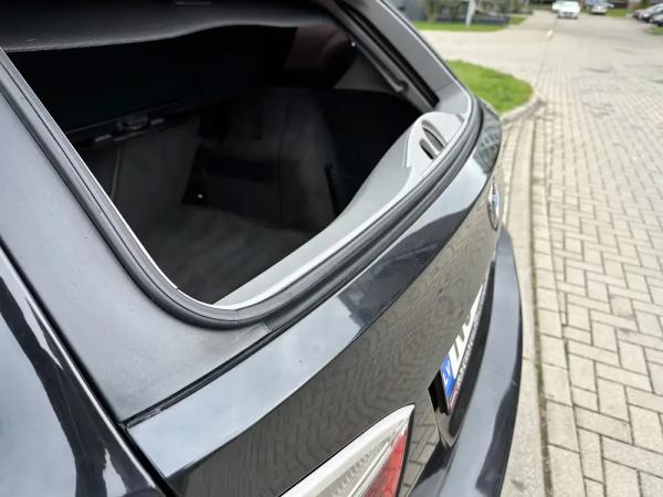 Black BMW 330 2006 in Riga, with an engine capacity of 3.00 L and mileage of 307 thousand km for 4390 €, photo 8 on AUTOMOTO.COM.LV