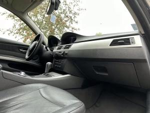 Black BMW 330 2006 in Riga, with an engine capacity of 3.00 L and mileage of 307 thousand km for 4390 €, photo 12 on AUTOMOTO.COM.LV