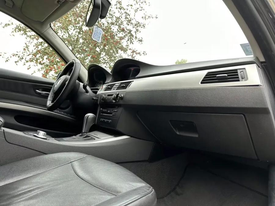 Black BMW 330 2006 in Riga, with an engine capacity of 3.00 L and mileage of 307 thousand km for 4390 €, photo 12 on AUTOMOTO.COM.LV