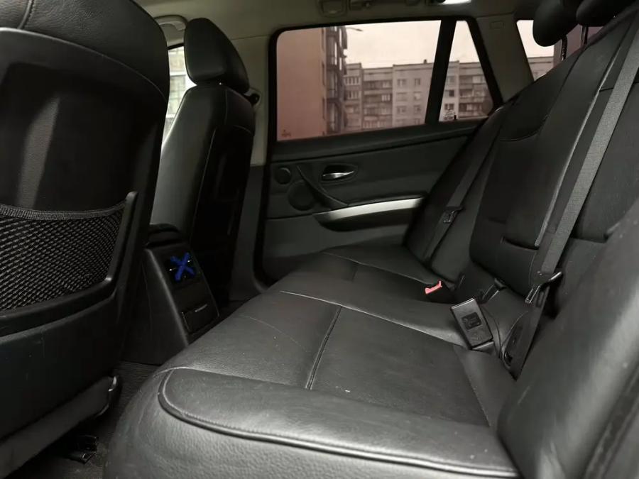 Black BMW 330 2006 in Riga, with an engine capacity of 3.00 L and mileage of 307 thousand km for 4390 €, photo 14 on AUTOMOTO.COM.LV